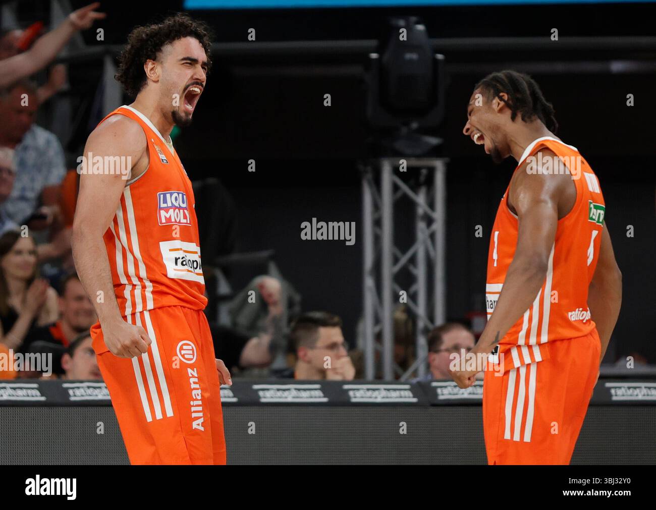 Im Bild: v.li. Marcio Santos (ratiopharm Ulm, 3) und Nate Hinton ...