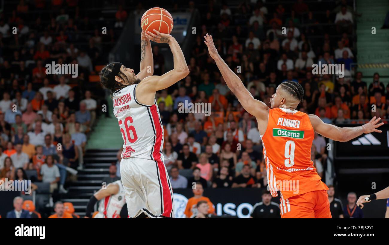 Im Bild: v.li. Jhivvan Jackson (Wuerzburg Baskets, 56) am Ball gegen ...