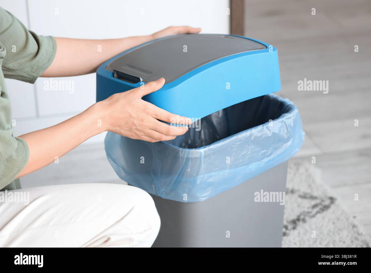 Woman closing lid empty hi-res stock photography and images - Alamy