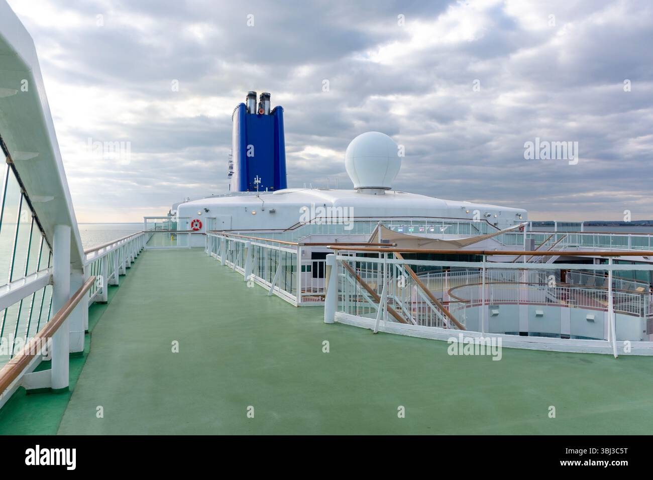 Upper promenade deck of P&O Aurora cruise ship, Port of Southampton ...