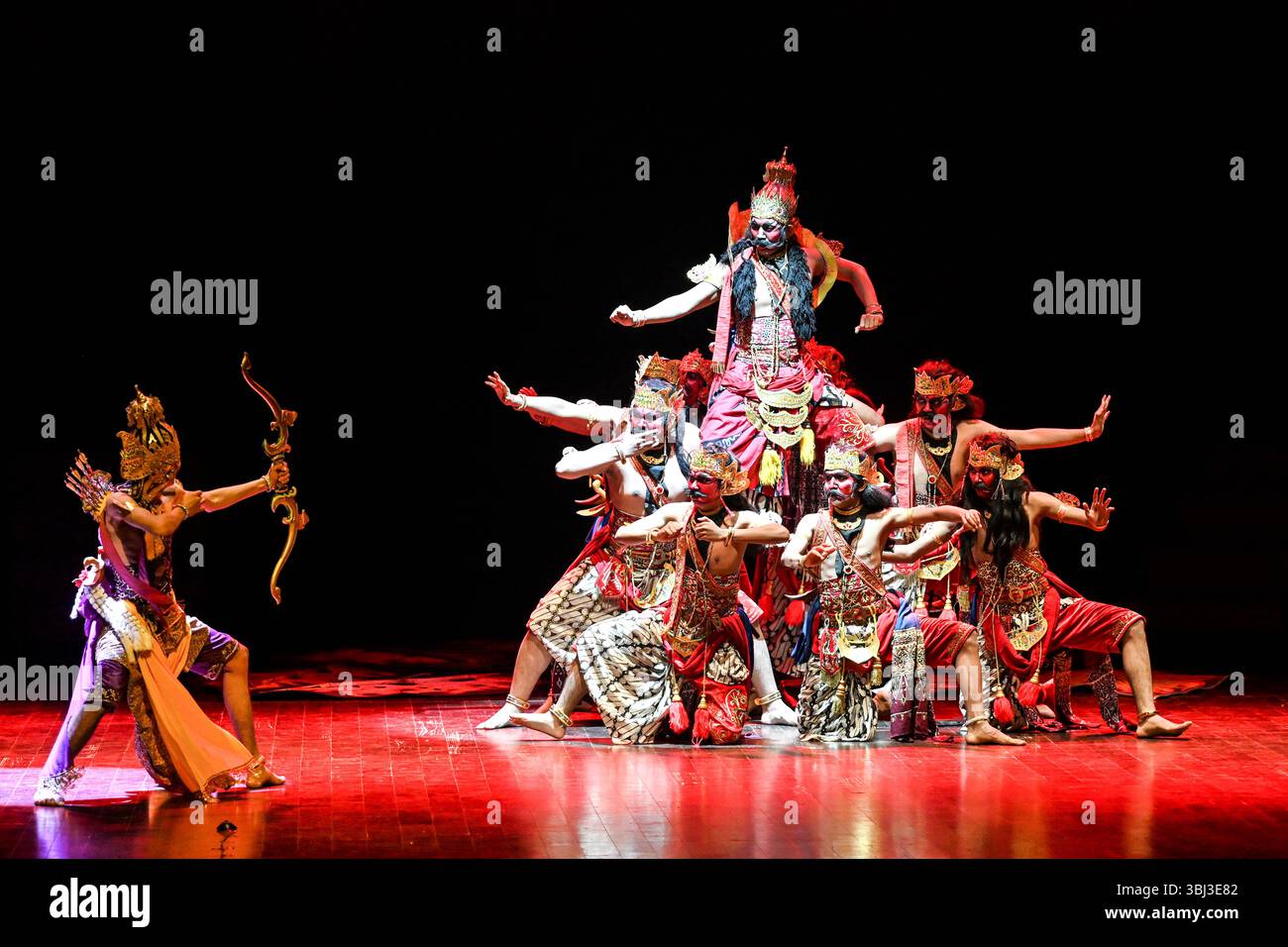 (250613) -- JAKARTA, June 13, 2025 (Xinhua) -- Members of Wayang Orang ...
