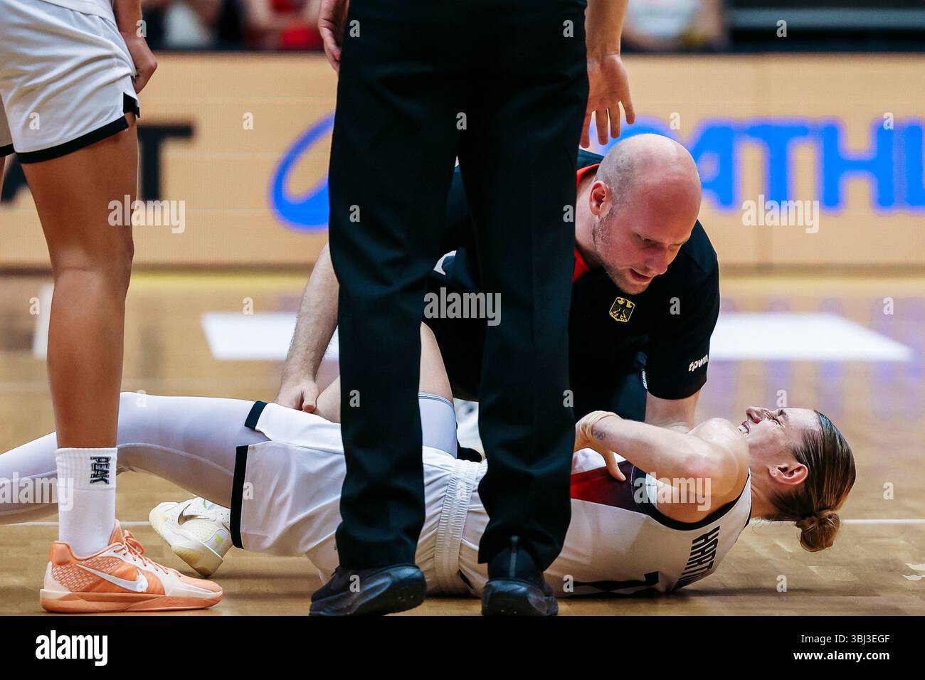 Alina Hartmann (Deutschland, 16) liegt mit Schmerzen am Boden ...