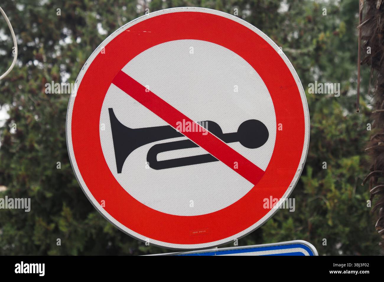 No honking sign displayed in urban area Stock Photo - Alamy