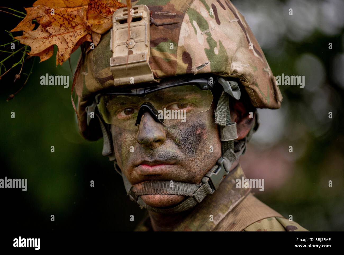 Soldier face paint hi-res stock photography and images - Alamy