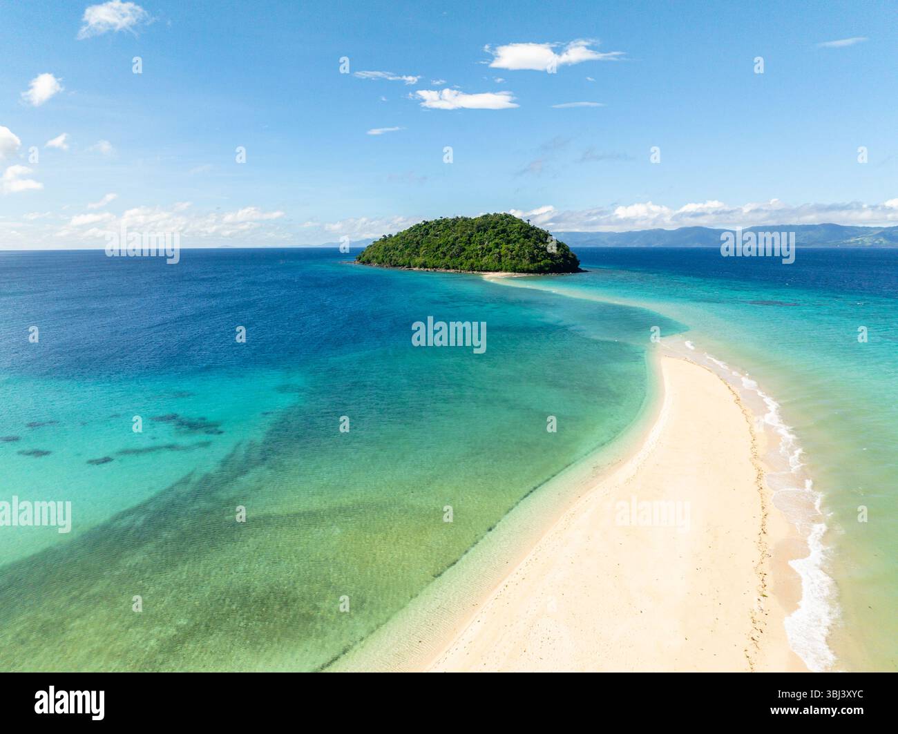 Ocean waves crashing over Bon Bon Sandbank. Beautiful scenery of ...