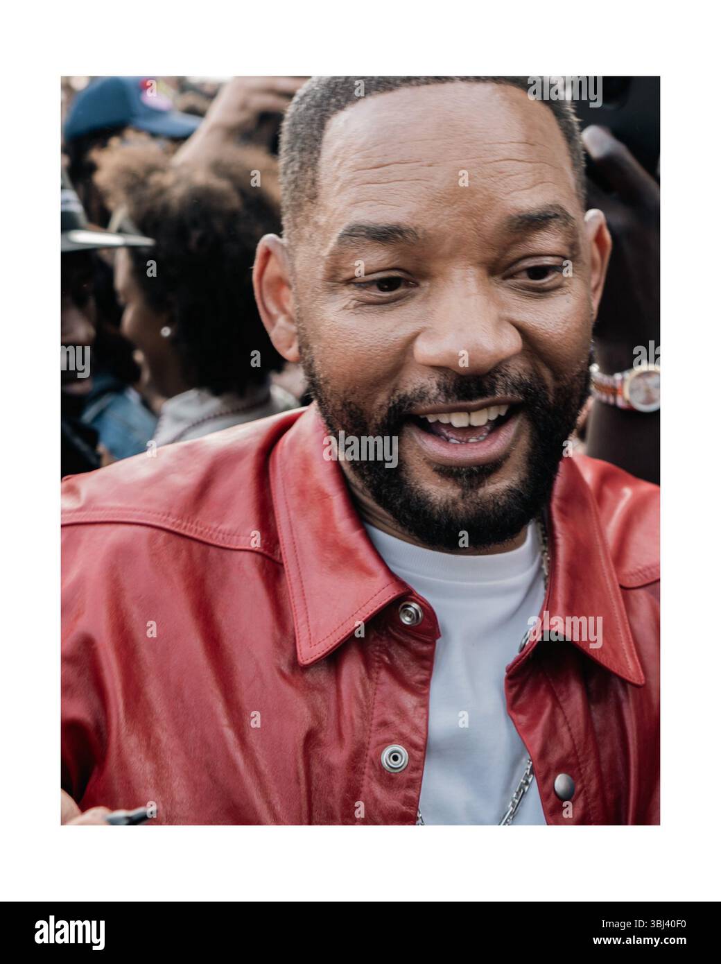 Will Smith does an impromptu gig outside Kings Cross Station in London ...