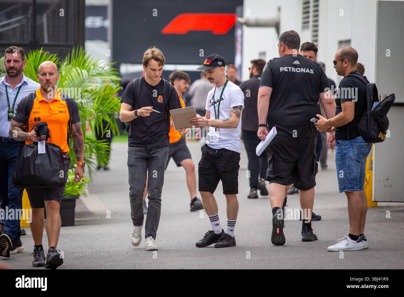 Oscar Piastri (AUS) - McLaren Formula 1 Team - McLaren MCL39 - Mercedes ...