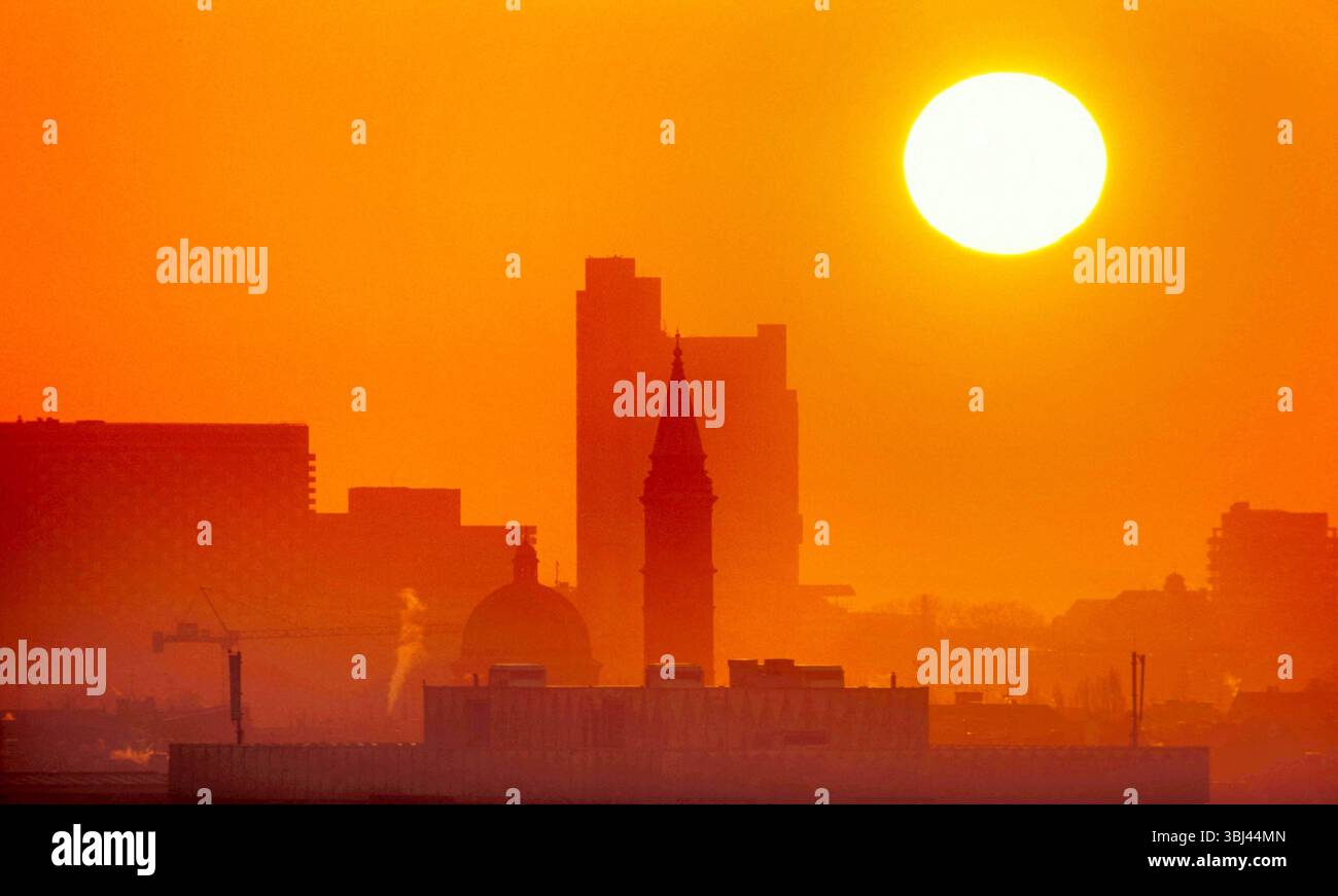 Sommer, erste Hitzewelle des Jahres, München, Frauenkirche, Sonne ...