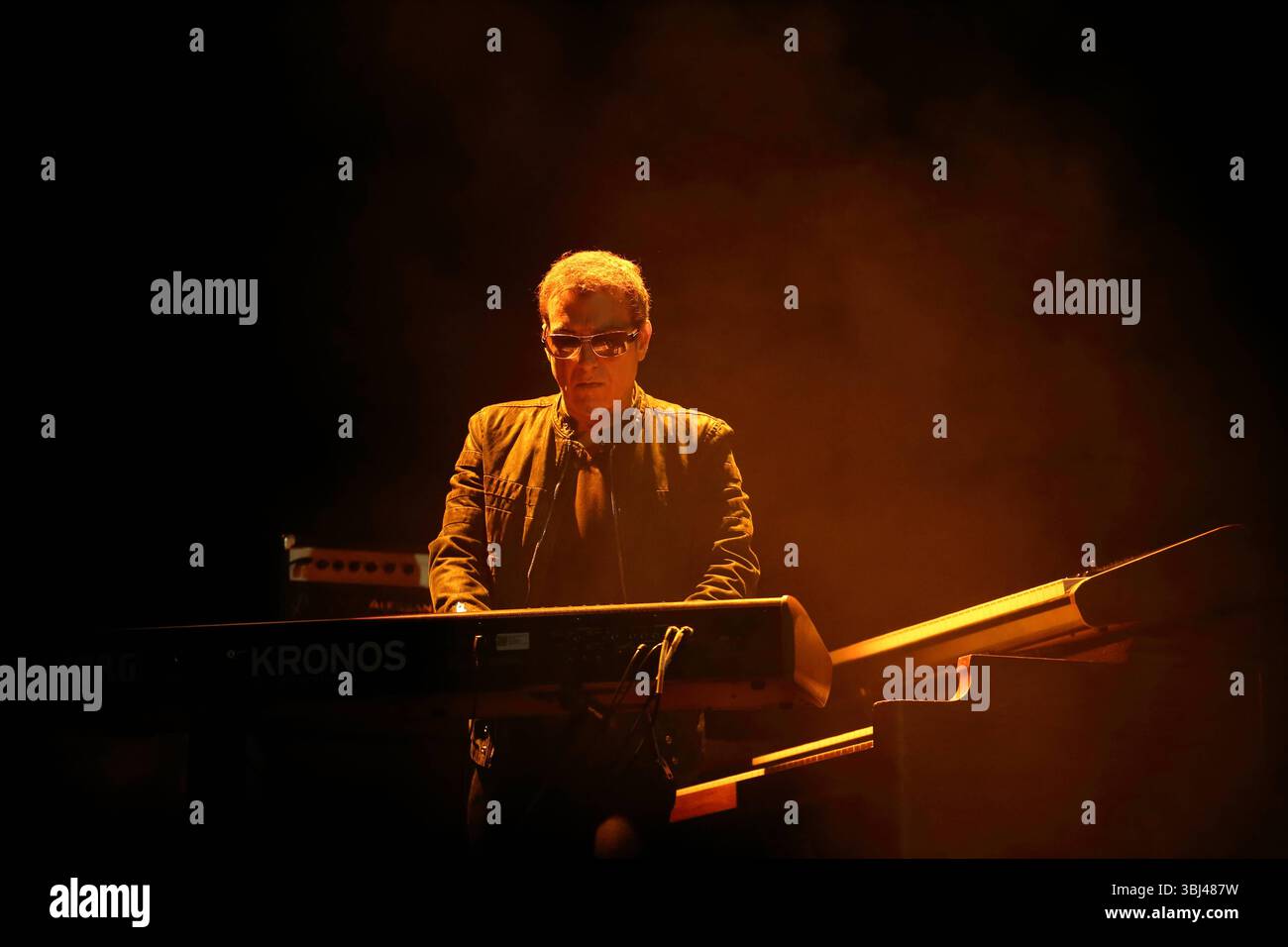 Derek Sherinian von der Band Black Country Communion bei einem Konzert ...