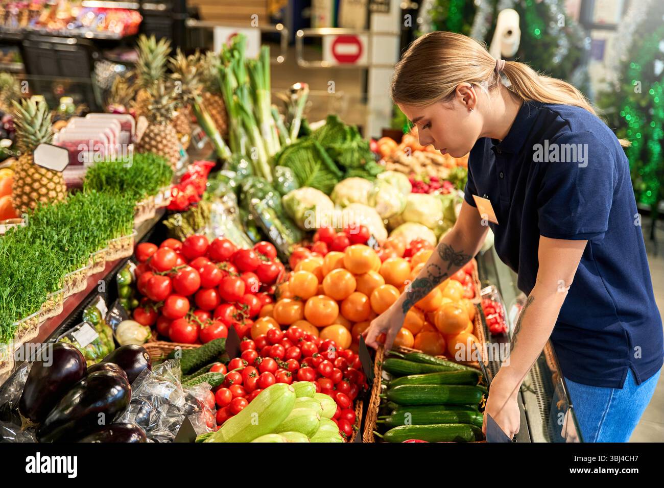 Person organizing fresh fruits hi-res stock photography and images - Alamy