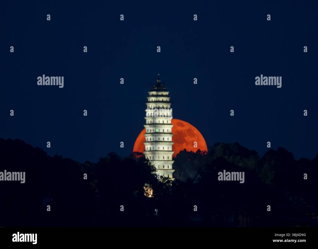 A full moon appears in Meishan City, southwest China's Sichuan Province ...