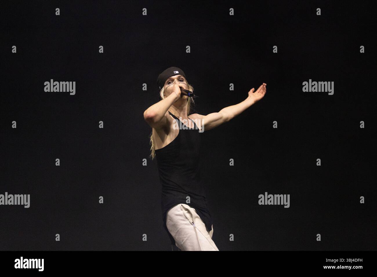 MANCHESTER, TENNESSEE - JUNE 12 , 2025: Singer/rapper 2hollis performs ...
