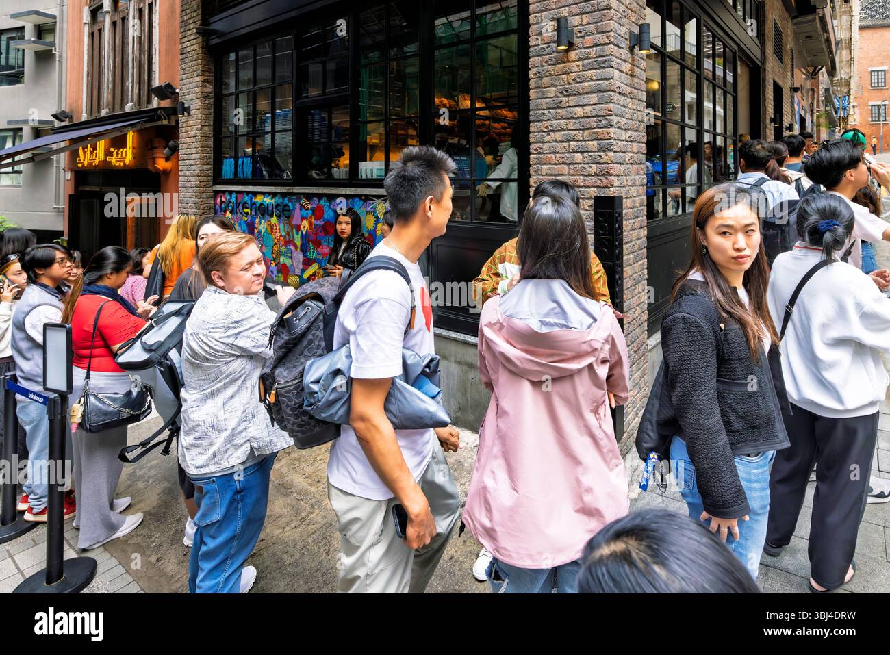 Tourists queue street food hi-res stock photography and images - Alamy