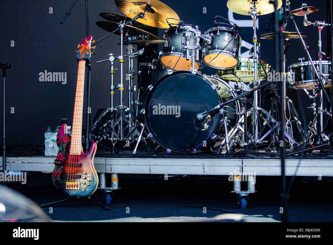 Drum set microphones cymbals hi-res stock photography and images - Alamy