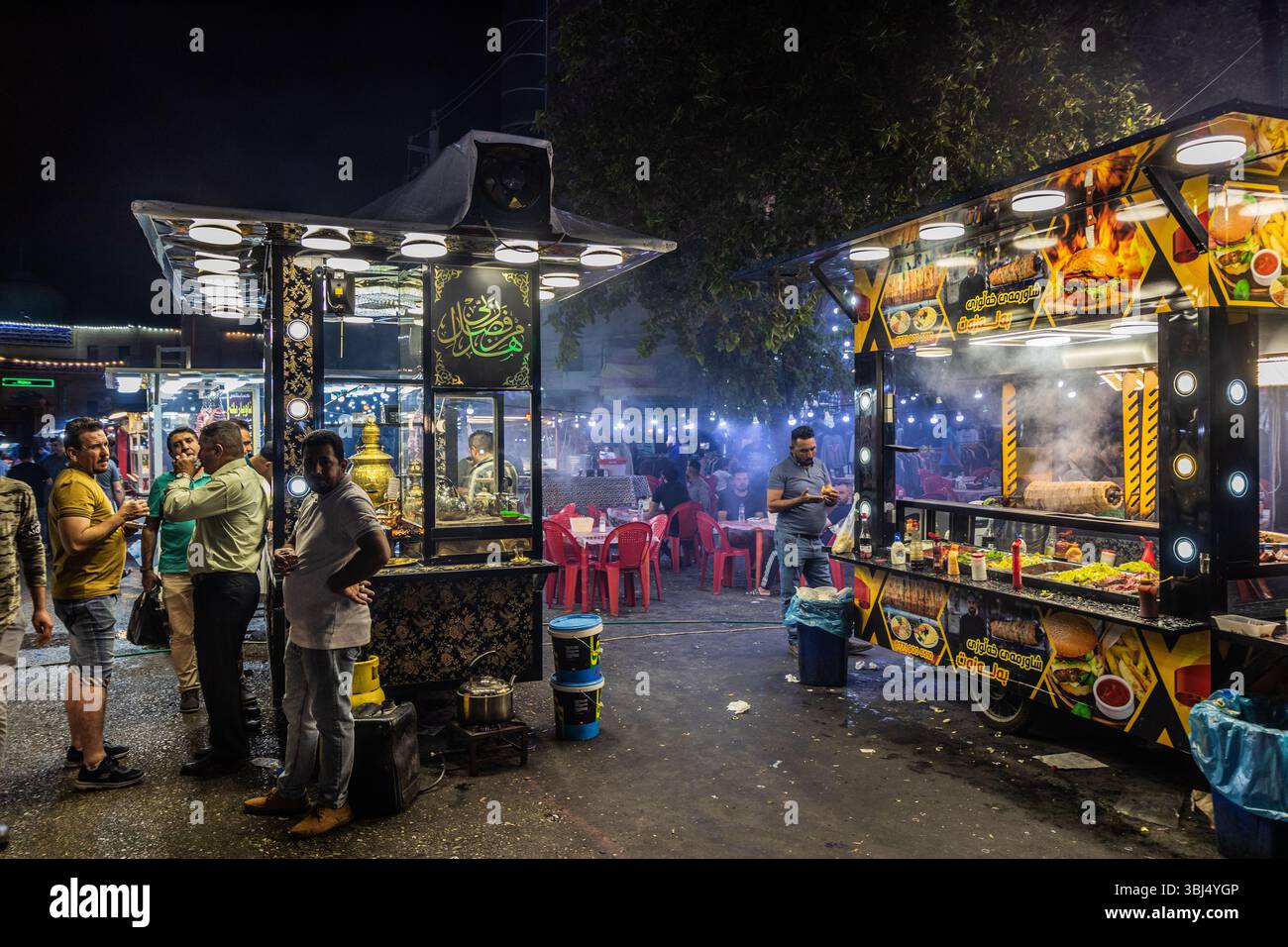 SULAYMANIYAH, IRAQ - OCTOBER 6, 2022: Street food stalls in the center ...