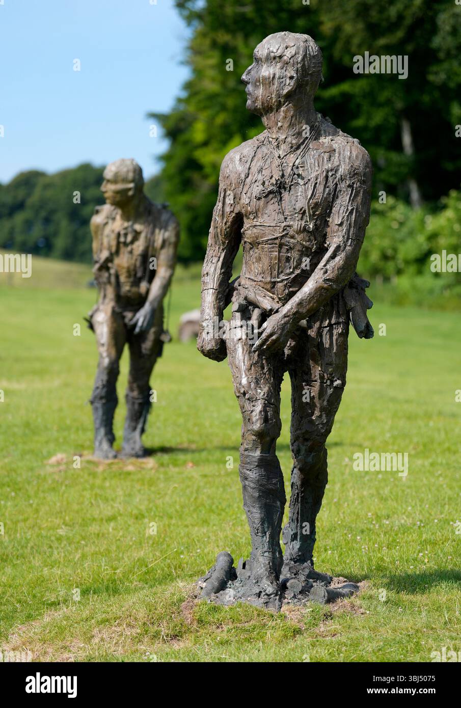 Eight-foot tall sculptures by Laurence Edwards called 'Walking Men ...