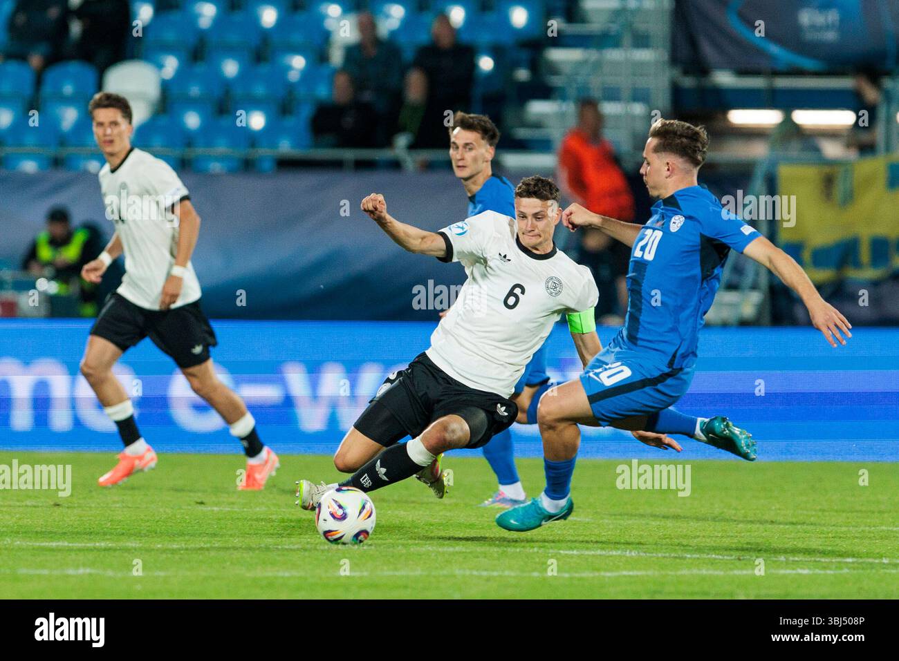 Eric Martel (Deutschland, 6), Jost Pisek (Slowenien, 20) bei der UEFA ...