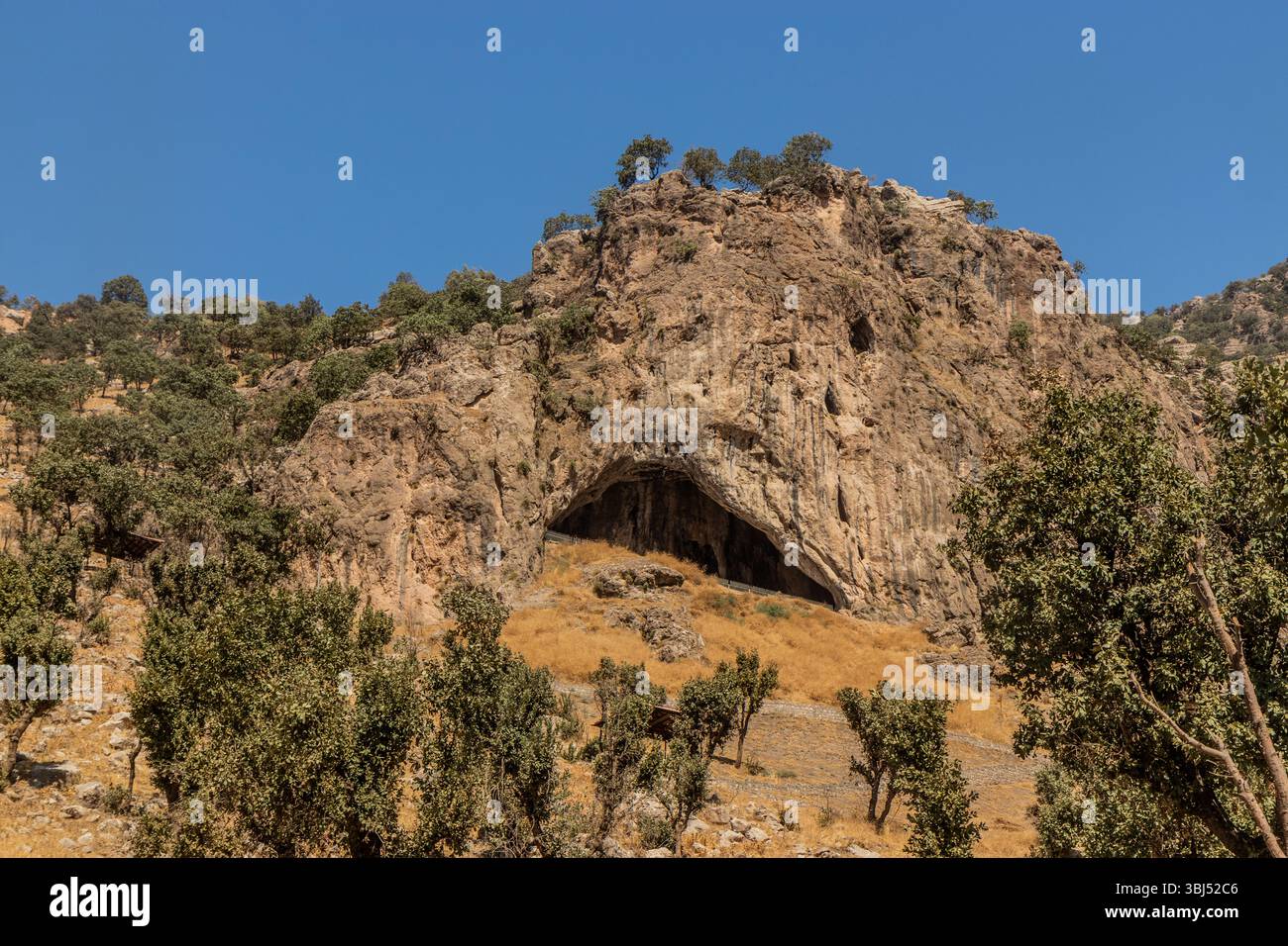 Opening of Shanidar cave, Kurdistan Region of Iraq Stock Photo - Alamy