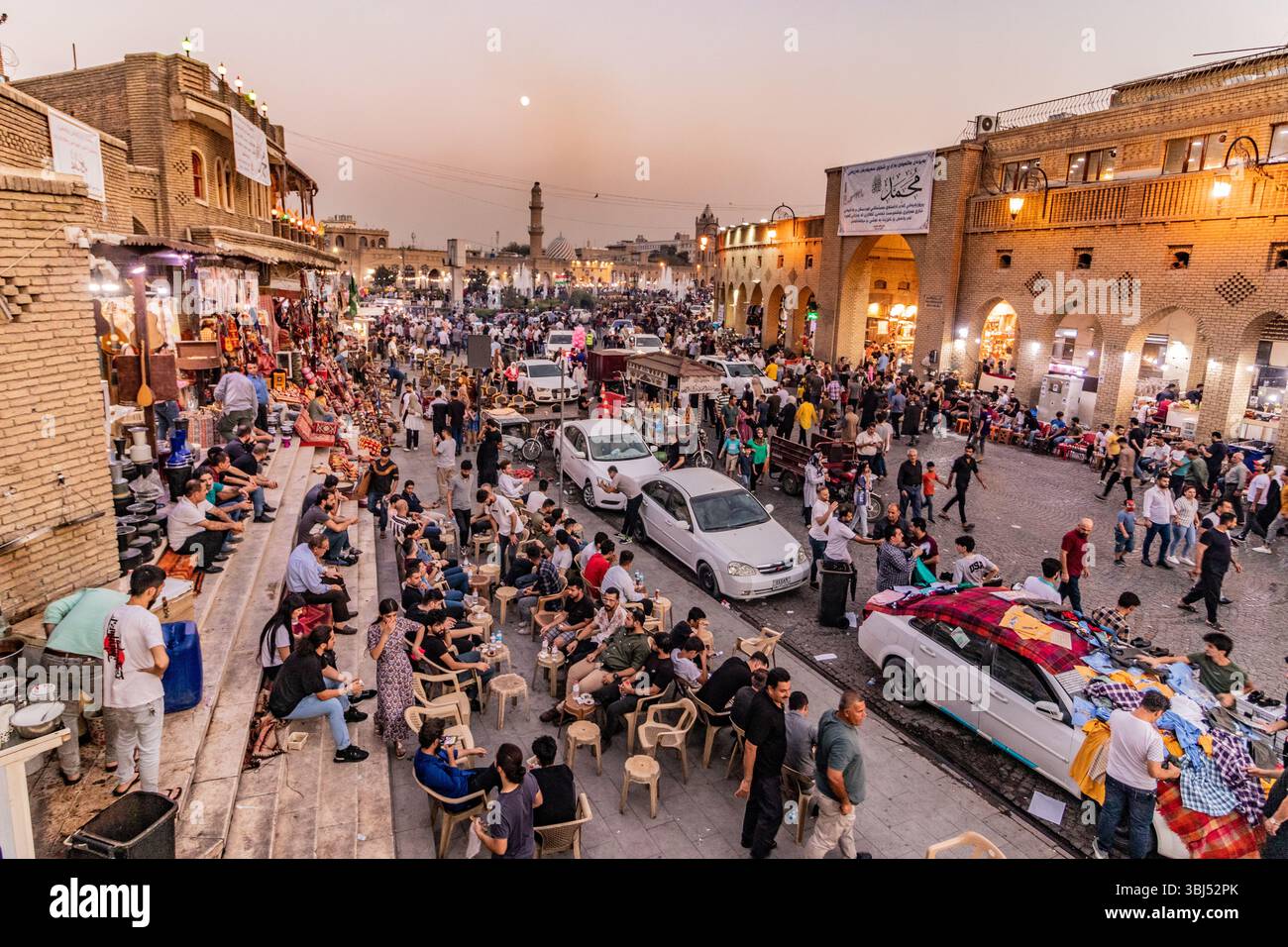 ERBIL, IRAQ - OCTOBER 7, 2022: People at Bakhi Shar (City Park) in ...