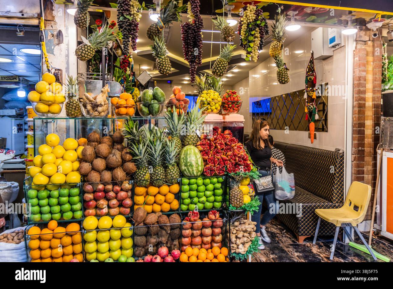 SULAYMANIYAH, IRAQ - OCTOBER 6, 2022: Juice stall in Sulaymaniyah ...