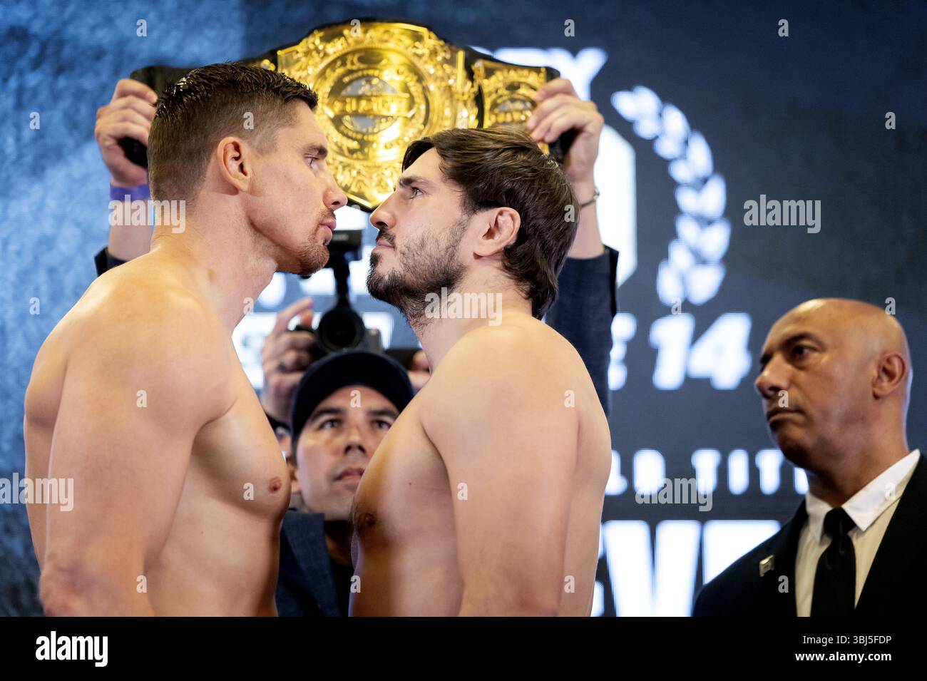 AMSTERDAM - Kickboxer Rico Verhoeven and Russian Artyom Vachitov during ...