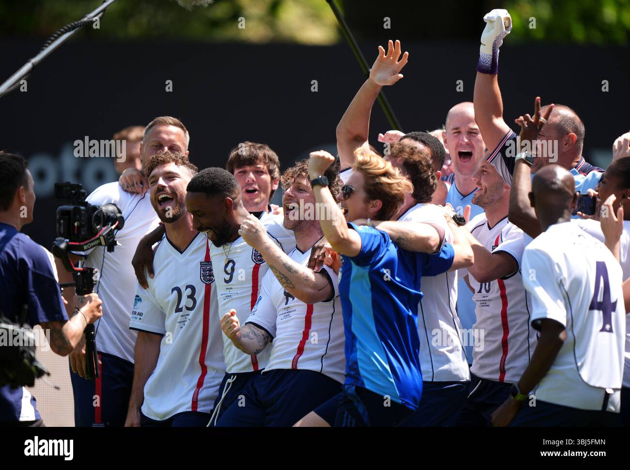 England's Tom Grennan (centre) and team-mates celebrate during a ...