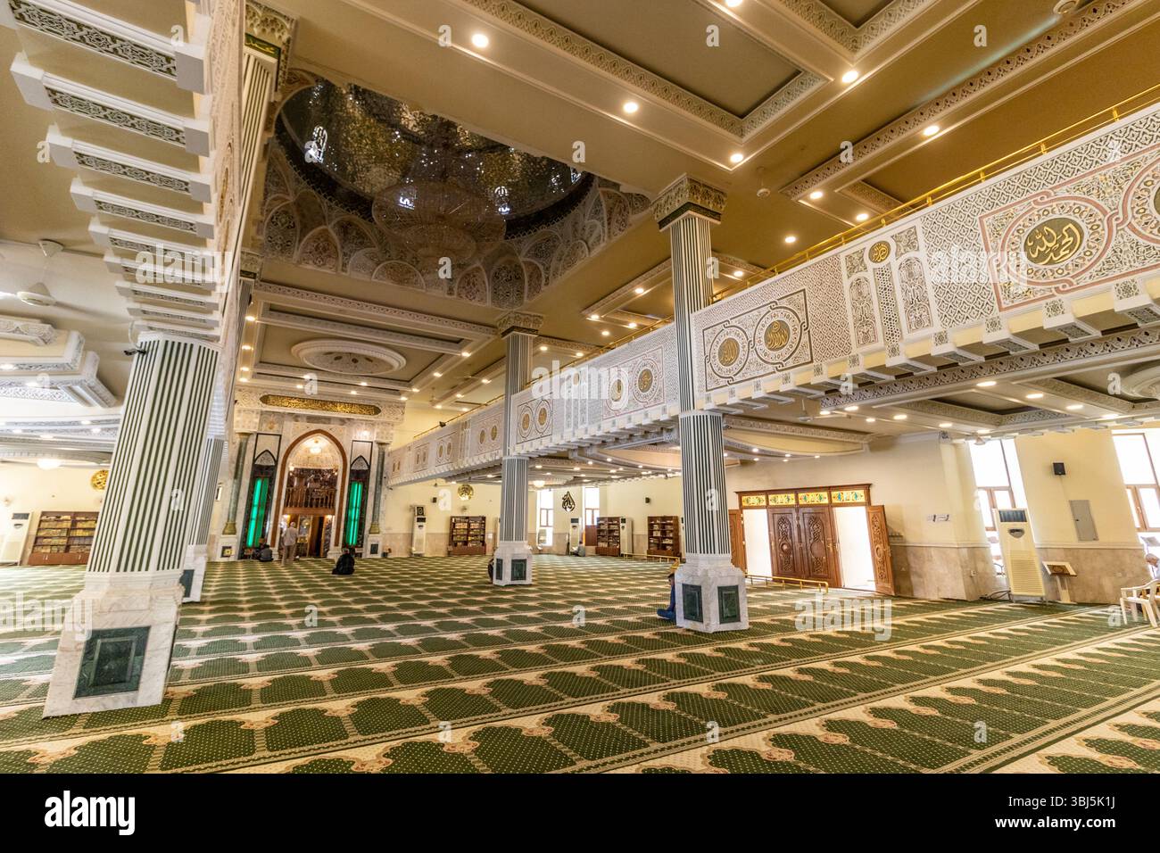 SULAYMANIYAH, IRAQ - OCTOBER 7, 2022: Grand Mosque in Sulaymaniyah ...