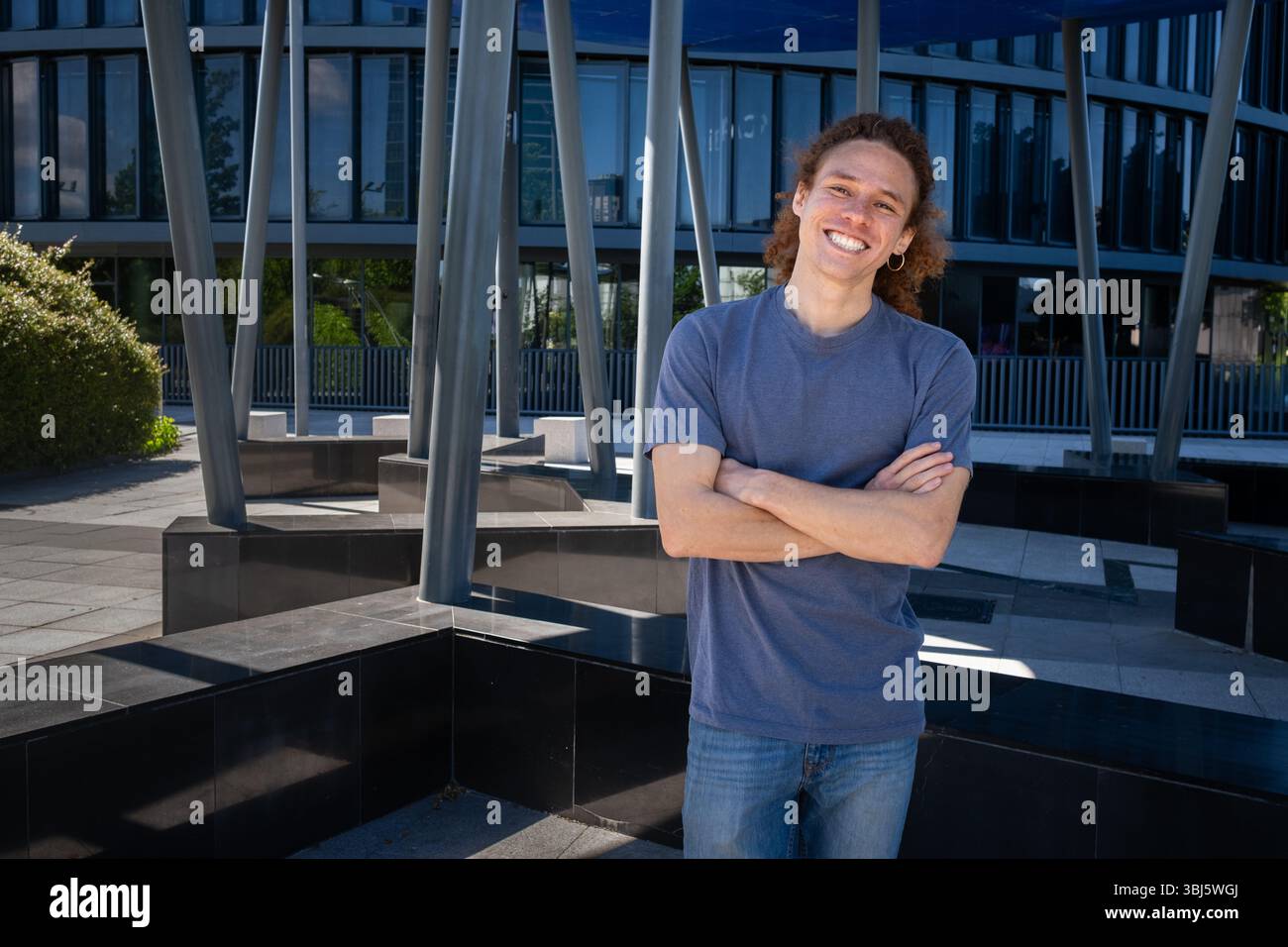 Relaxed friendly body language hi-res stock photography and images - Alamy