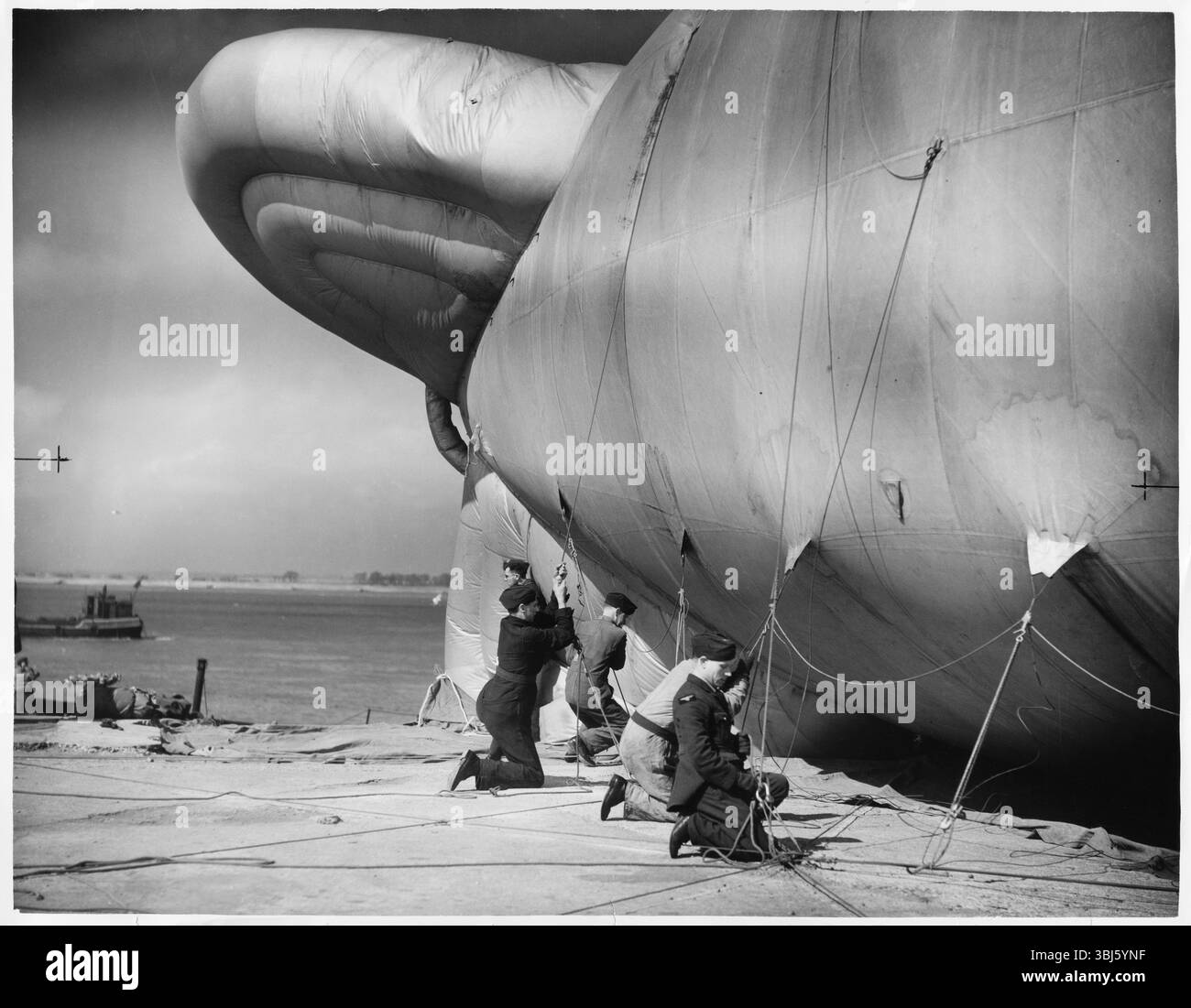 Ship tethering Black and White Stock Photos & Images - Alamy