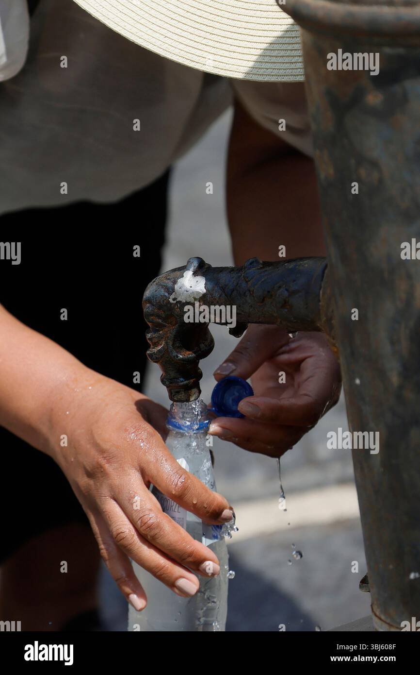 Roma, Italia. 13th June, 2025. Primi caldi, turisti al Pantheon Ñ Roma Ñ Italia Ñ Venerd“ 13 ...