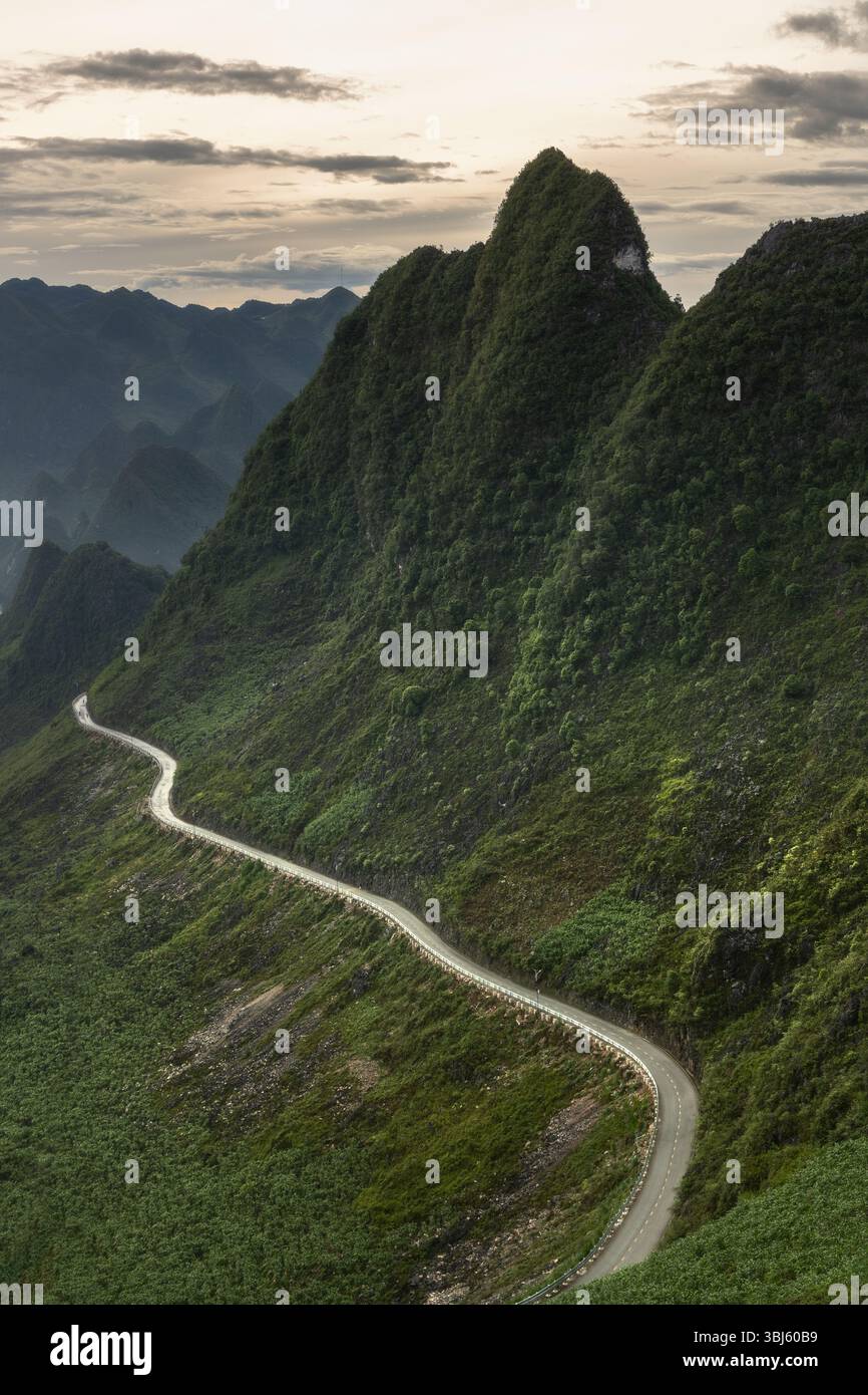 Treacherous mountain road steep hi-res stock photography and images - Alamy