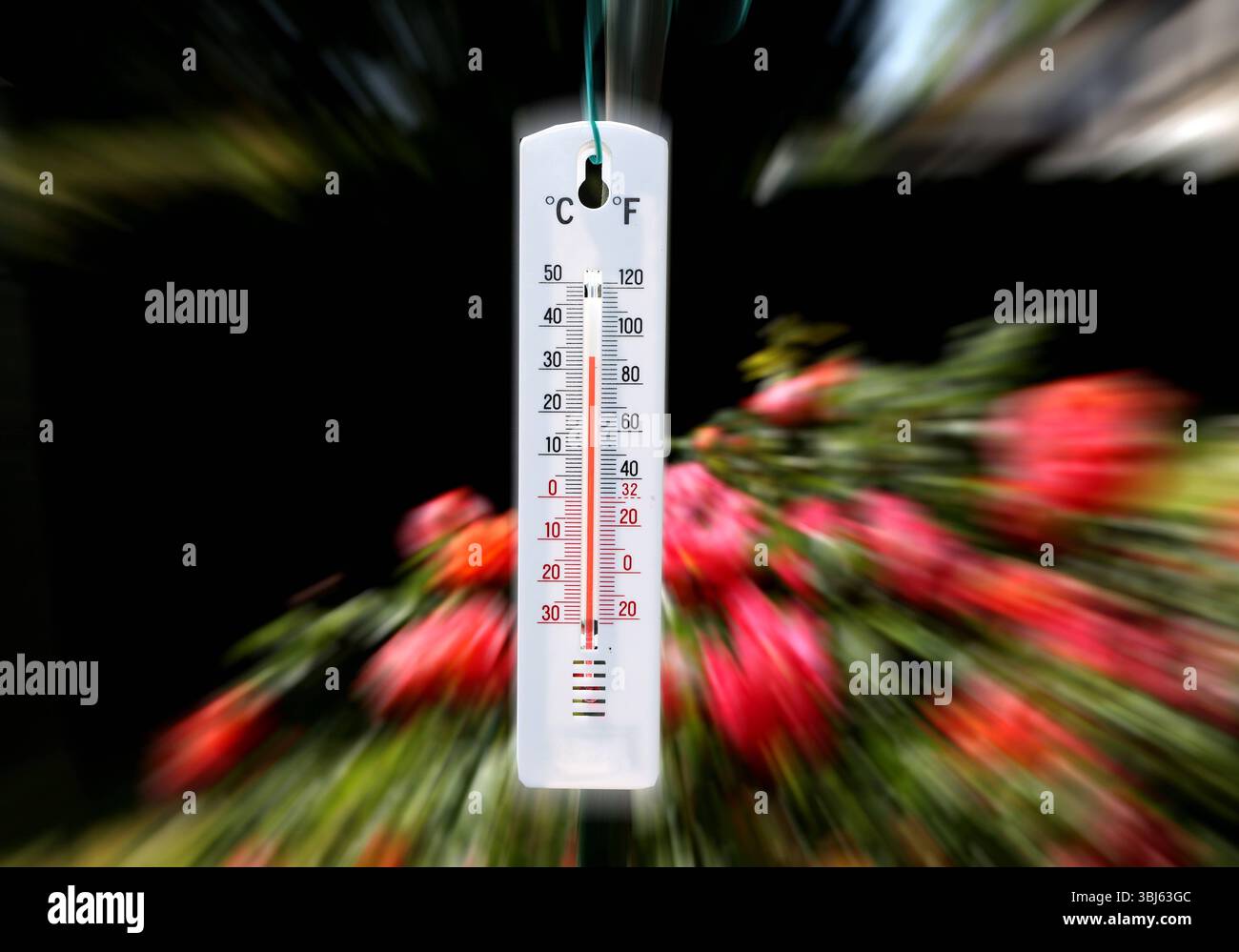ACHTUNG BILD BEARBEITET Hier im Bild ein Thermometer bei strahlendem ...