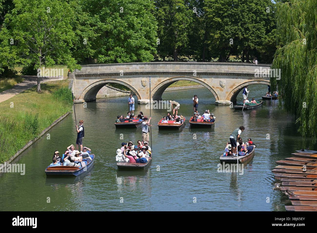 Hot UK Weather Visitors to Cambridge UK enjoy riding on Punts through ...
