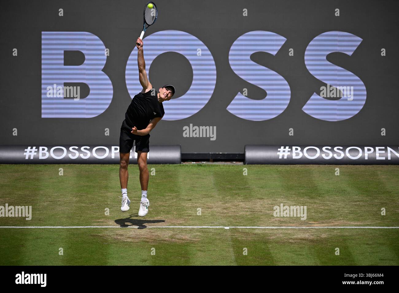 Justin Engel (GER) Aktion Aufschlag Bandenwerbung BOSS Tennis Herren BOSS Open ATP 250 Stuttgart ...