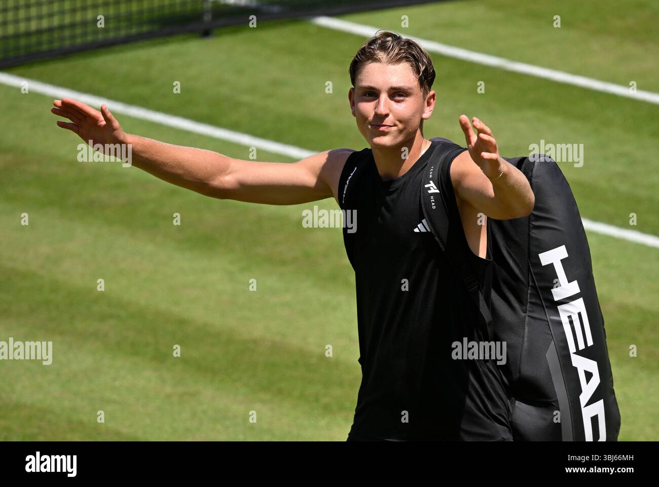 Justin Engel (GER) verabschiedet sich vom Stuttgarter Publikum bedankt ...
