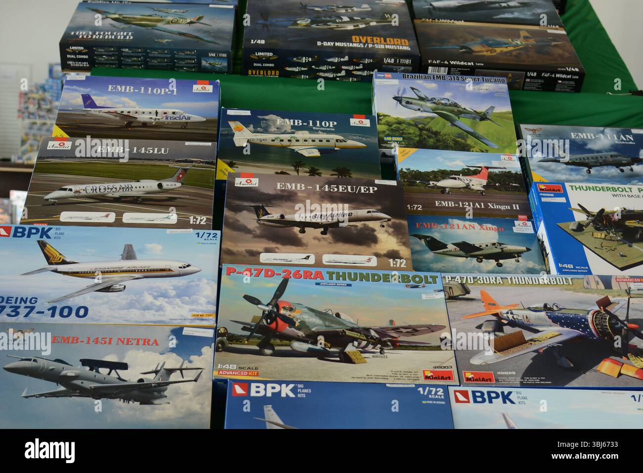 Boxes of plastic models hi-res stock photography and images - Alamy