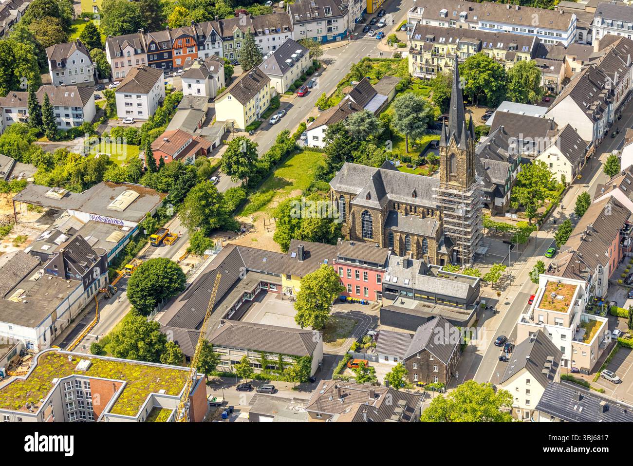 Luftbild, Baustelle kath. Kirche St. Suitbertus mit Baugerüst am ...
