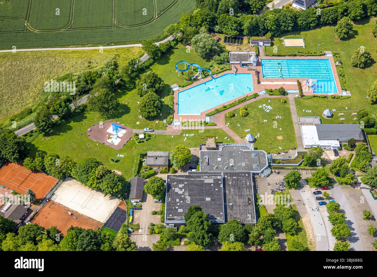 Luftbild, Freibad und Hallenbad HeljensBAD mit Liegewiese, Tennisanlage ...