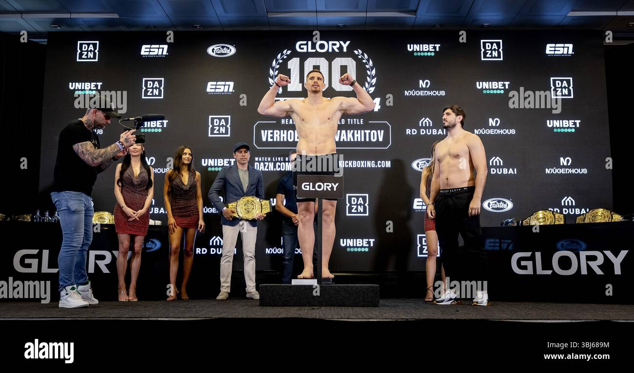 AMSTERDAM - Kickboxer Rico Verhoeven and Russian Artyom Vachitov during ...