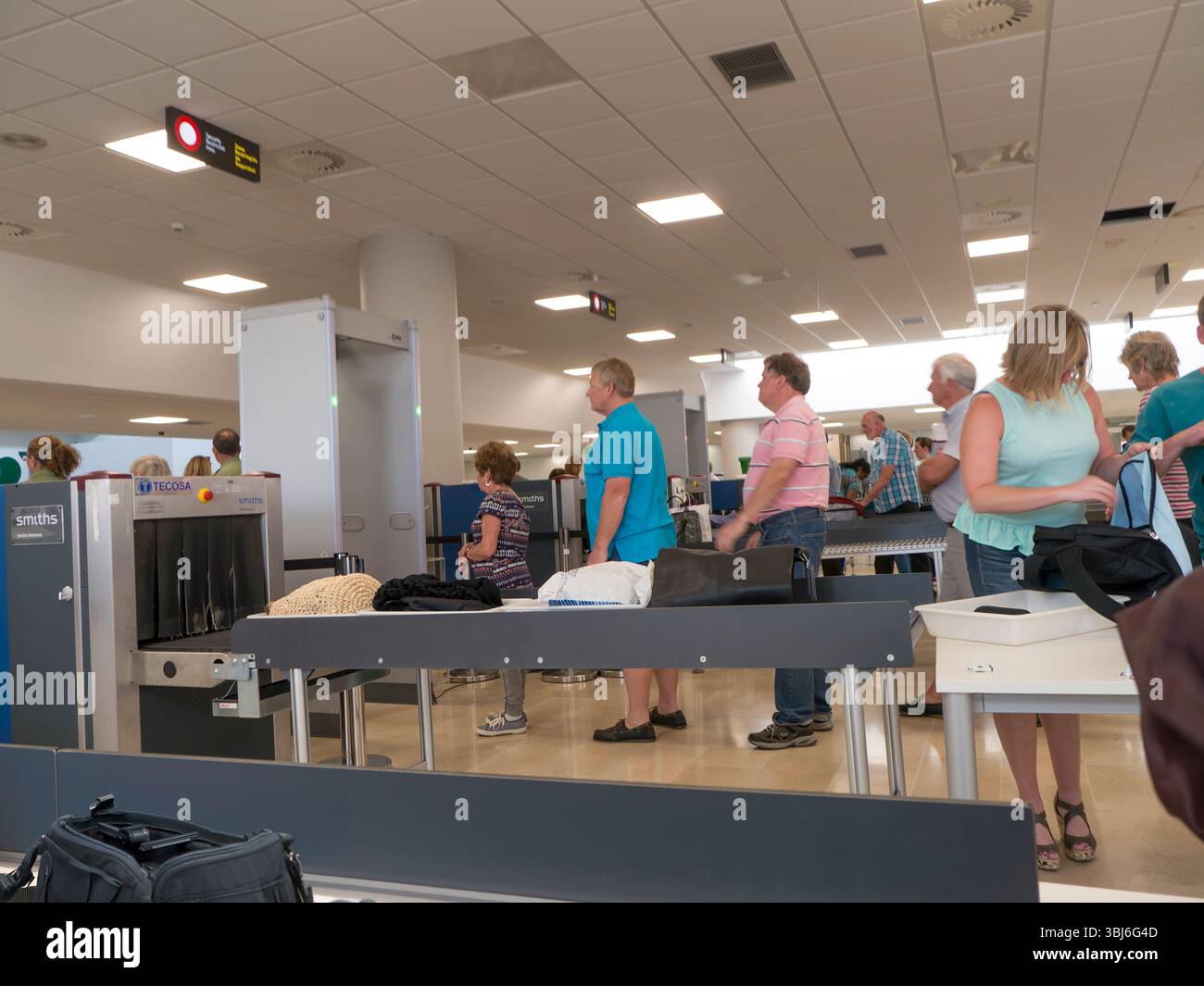 X ray baggage scanner machine hi-res stock photography and images - Alamy
