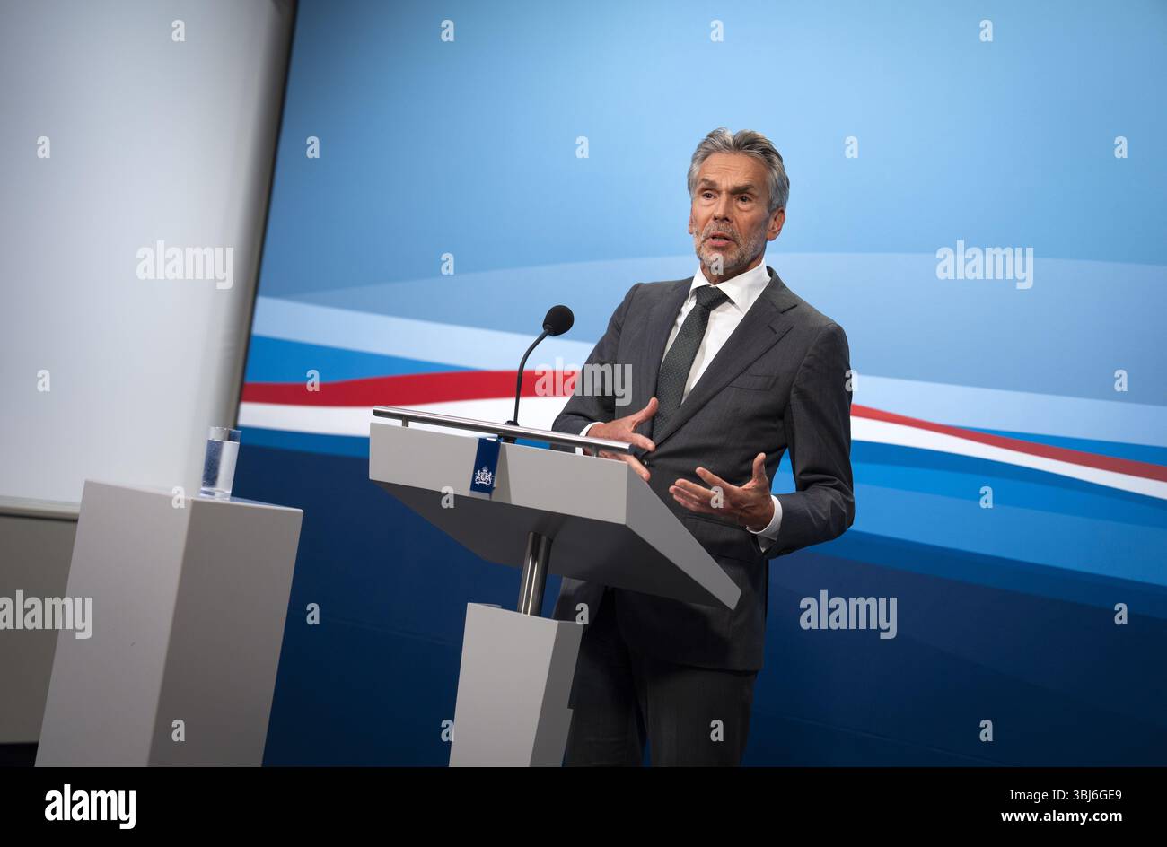 DEN HAAG - Outgoing Prime Minister Dick Schoof speaks to the press ...