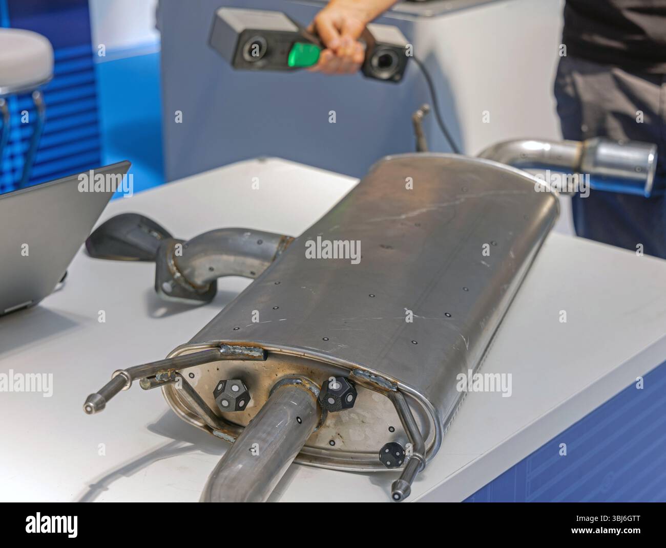 Handheld portable 3d laser hi-res stock photography and images - Alamy