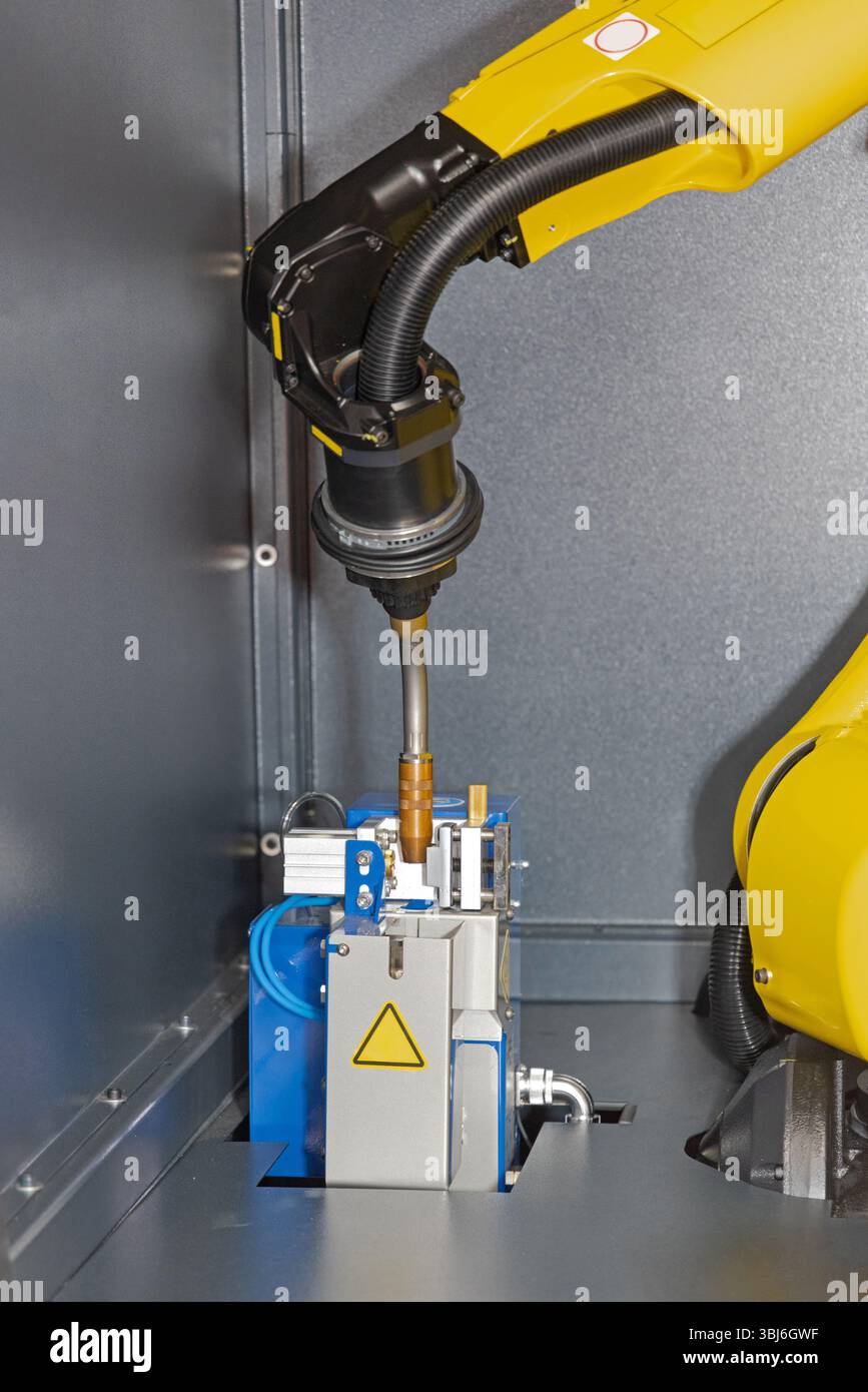 Welding robot europe hi-res stock photography and images - Alamy