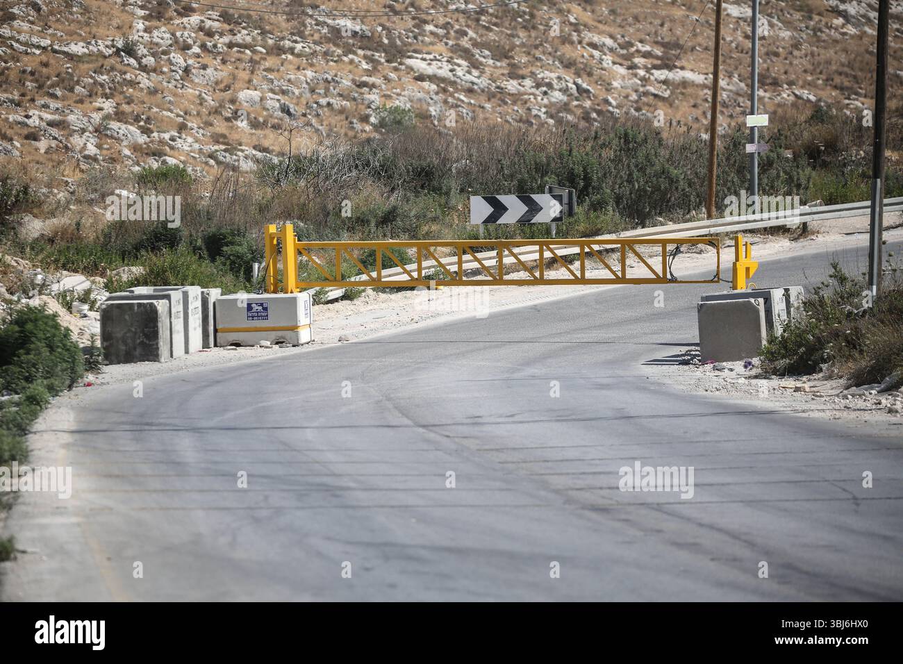 The Israeli army closes Israeli gates and checkpoints imposing a siege ...