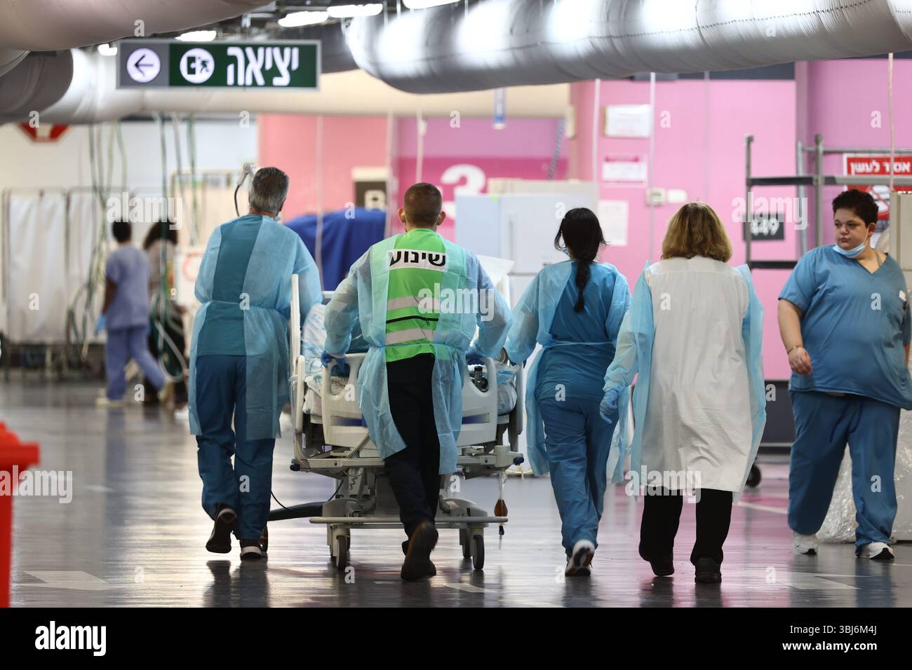 (250613) -- HAIFA, June 13, 2025 (Xinhua) -- People transfer a patient ...