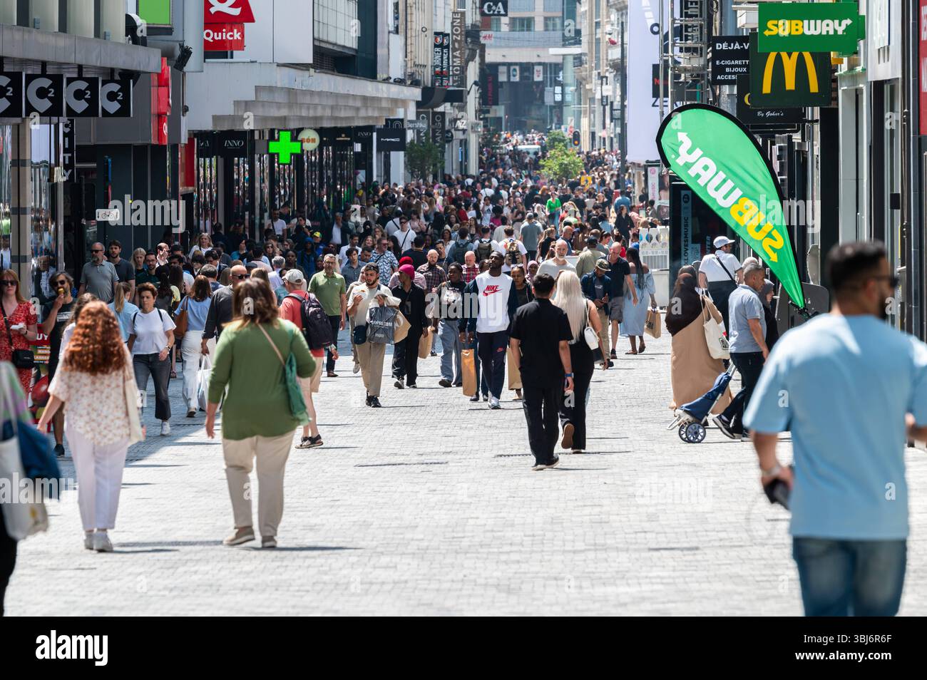 Crowd at Rue Neuve Nieuwstraat, the shopping street in Brusels city ...