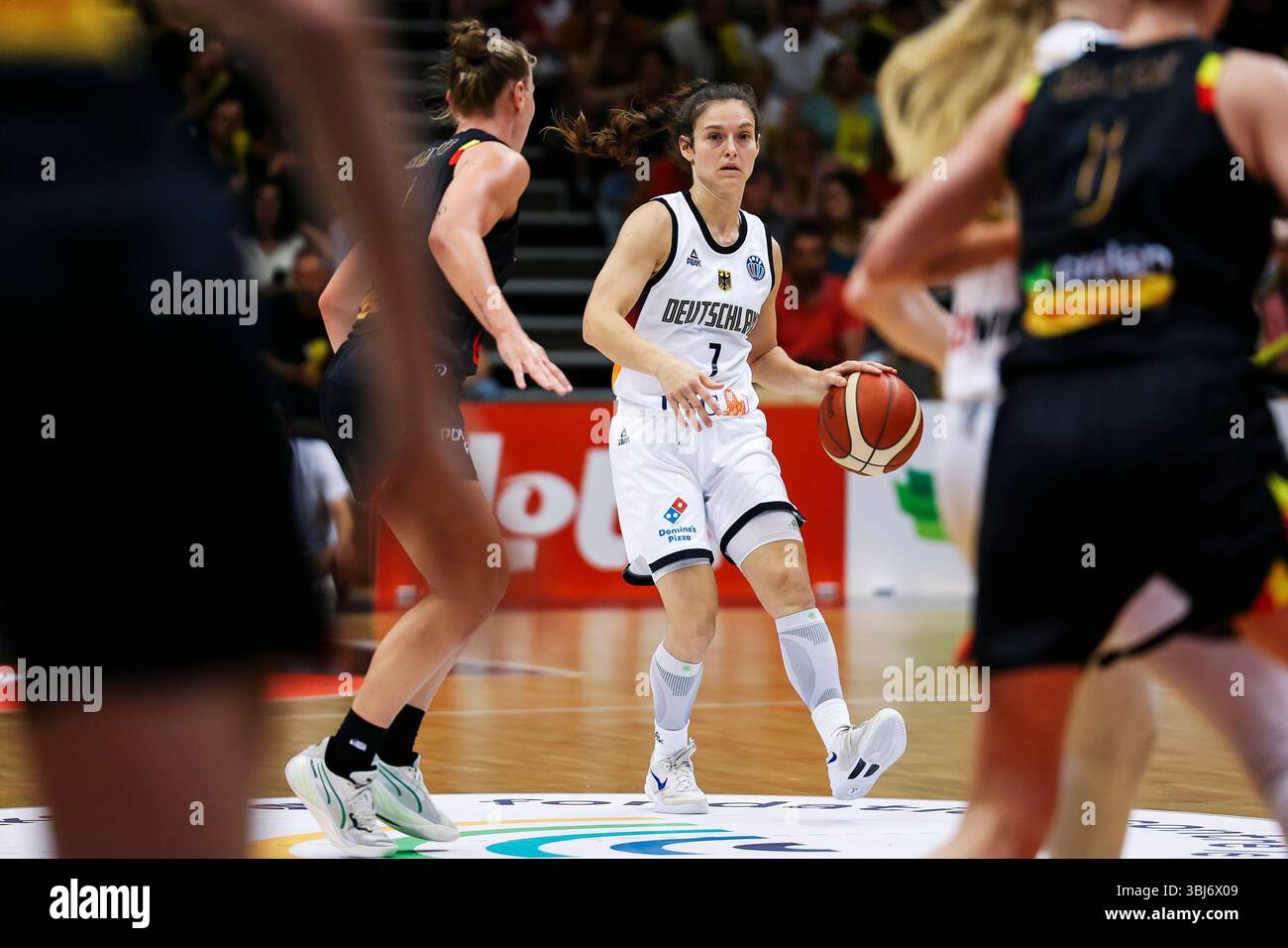 Jennifer Crowder (Deutschland, 7) am Ball Basketball Damen Testspiel ...
