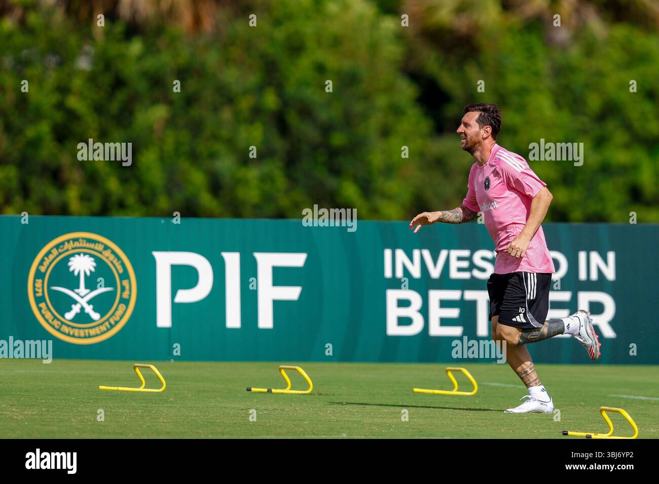 FORT LAUDERDALE, FLORIDA - JUNE 13: Lionel Messi (10) of Inter Miami CF ...