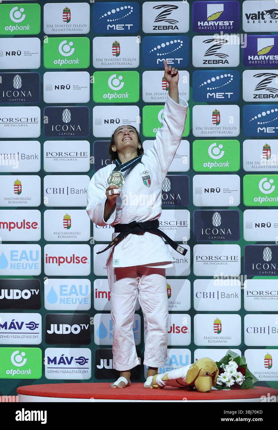 Assunta SCUTTO of Italy celebrates during the awarding ceremony after ...