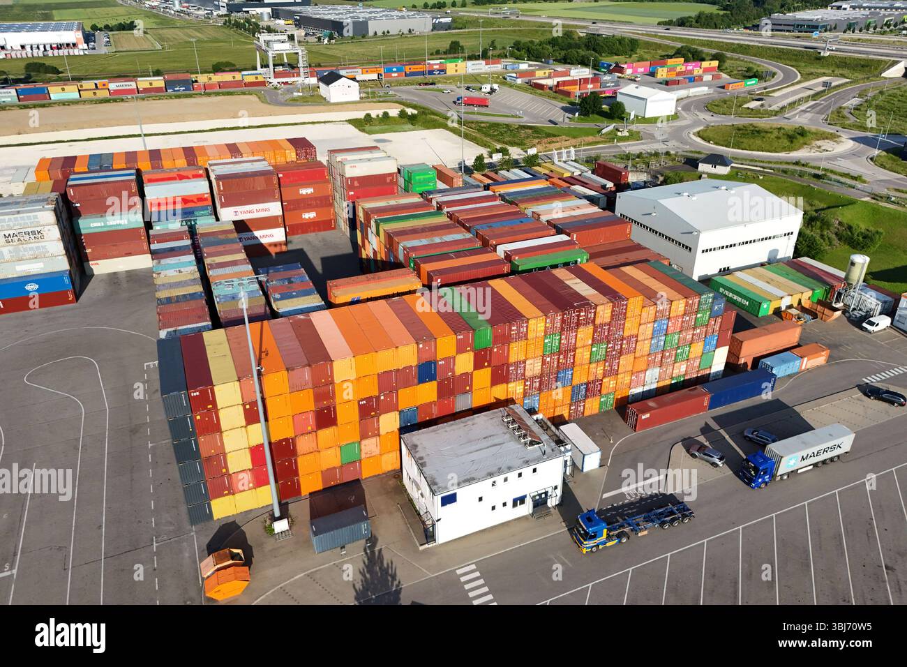 Themenbild Deutsche Wirtschaft,Export / Containerdepot Container ...